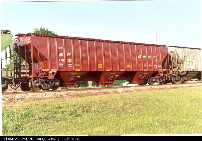 BNSF covered hopper with new logo
